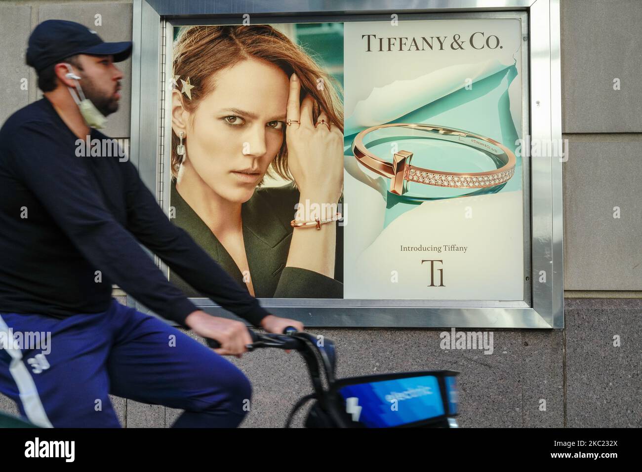 Lvmh flagship store hi-res stock photography and images - Alamy