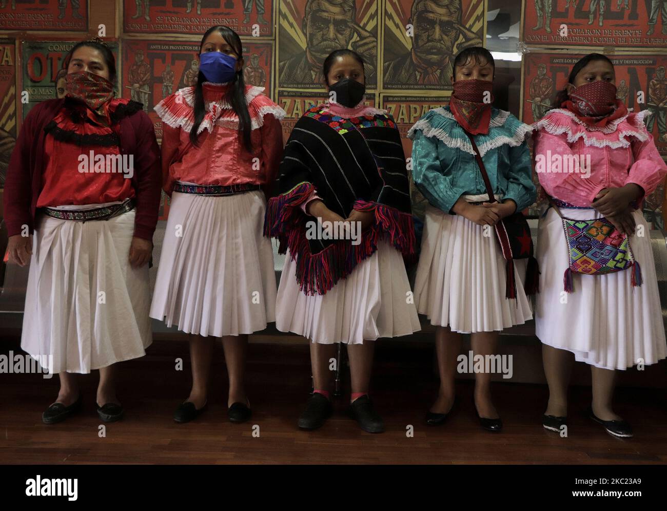 Women of the Otomí indigenous community that resides in Mexico City and ...