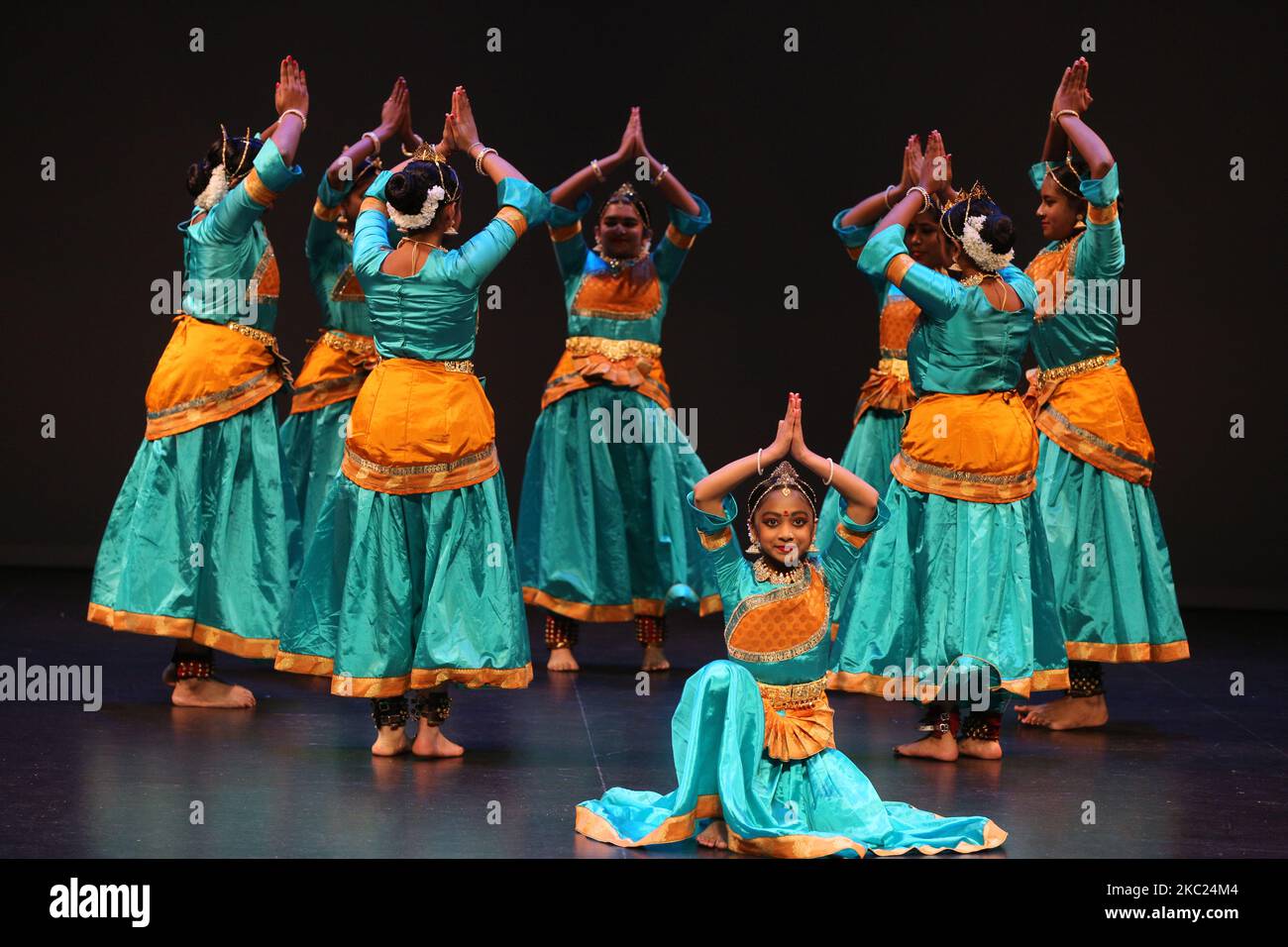 Girls dancing traditional tamil dances hi-res stock photography and ...