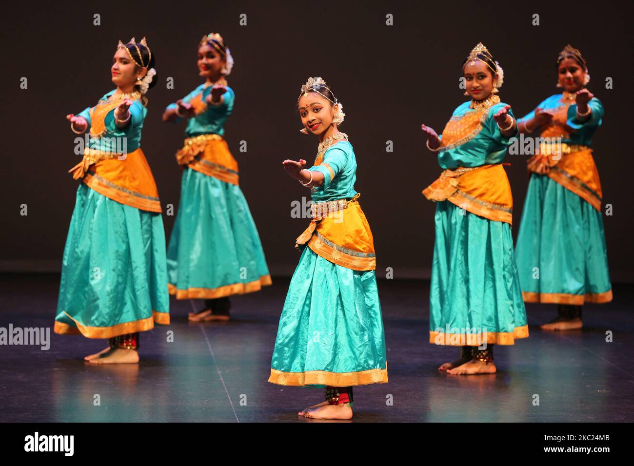 Girls dancing traditional tamil dances hi-res stock photography and ...