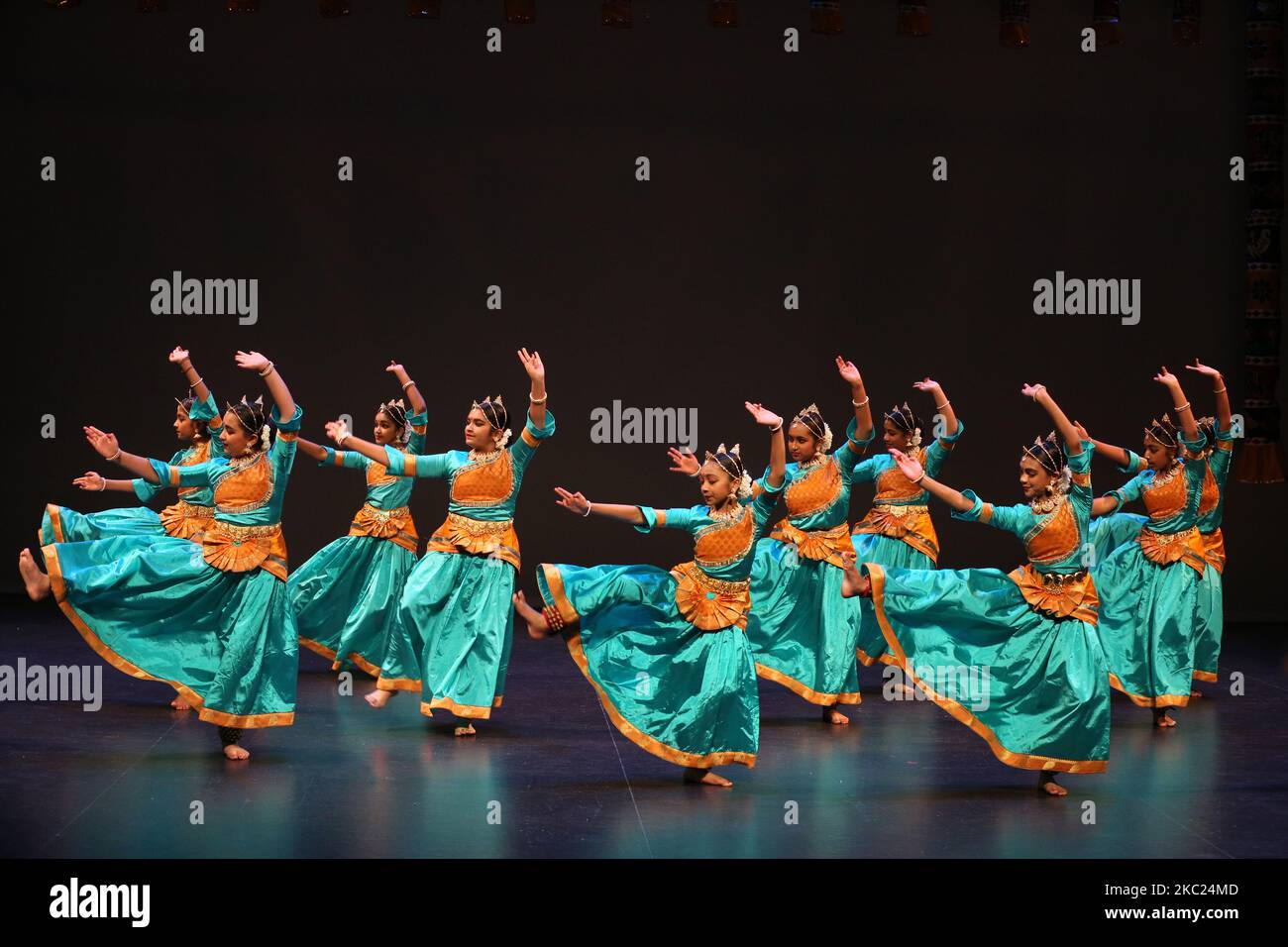 Girls dancing traditional tamil dances hi-res stock photography and ...