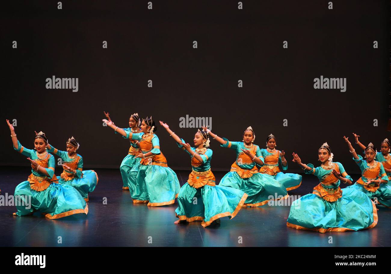 Girls dancing traditional tamil dances hi-res stock photography and ...
