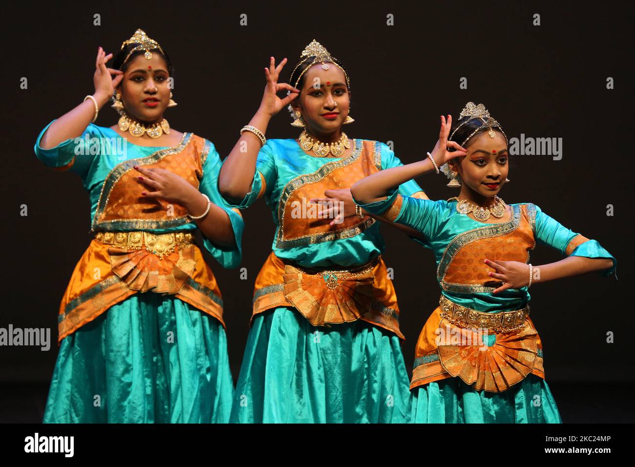 Girls dancing traditional tamil dances hi-res stock photography and ...