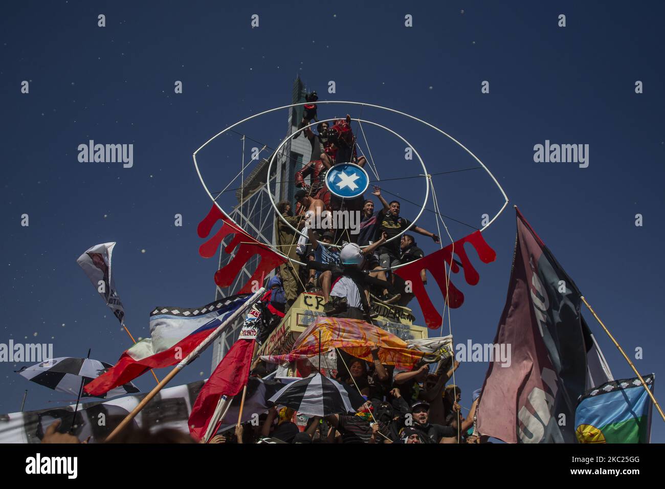 People placed a giant eye with blood on the main statue of Plaza ...