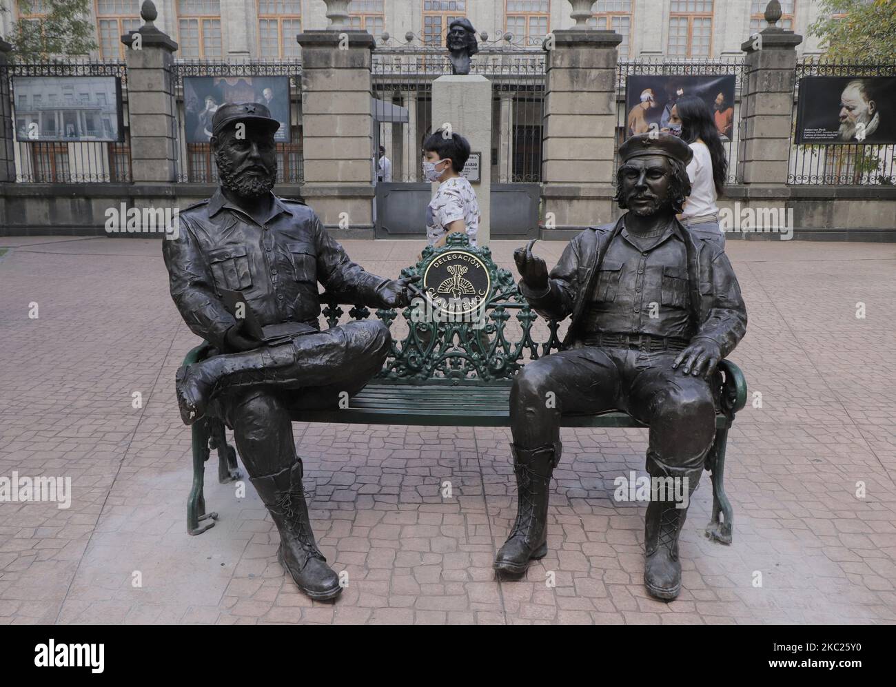 The statues of Fidel Castro and Ernesto Ché Guevara in Mexico City were ...