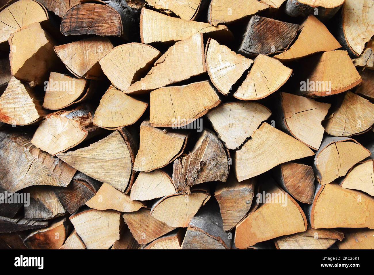 Pile of chopped firewood logs Stock Photo - Alamy