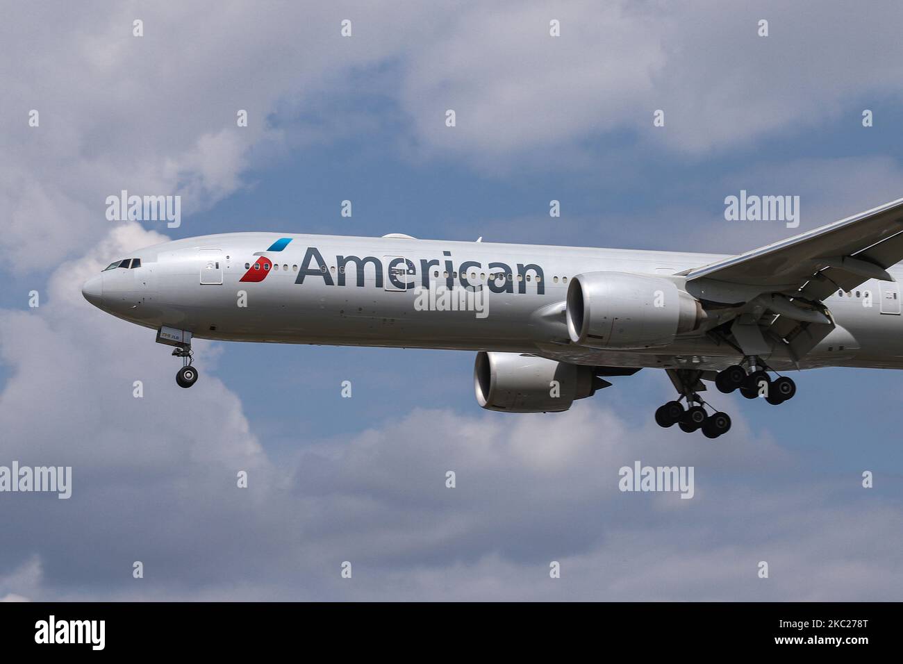 American airlines boeing 777 arriving hi-res stock photography and ...