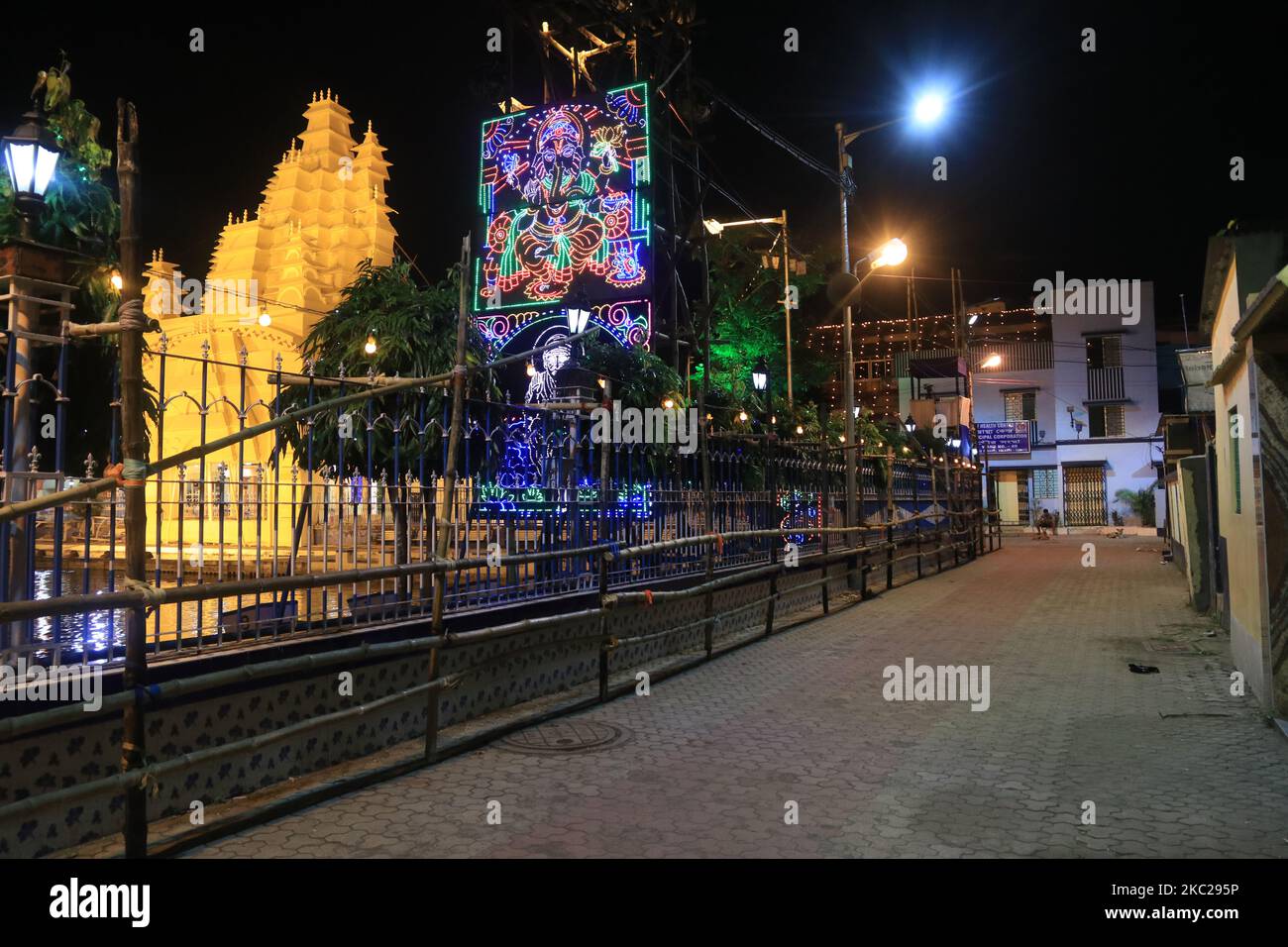 Entry of community puja pandal hi-res stock photography and images - Alamy