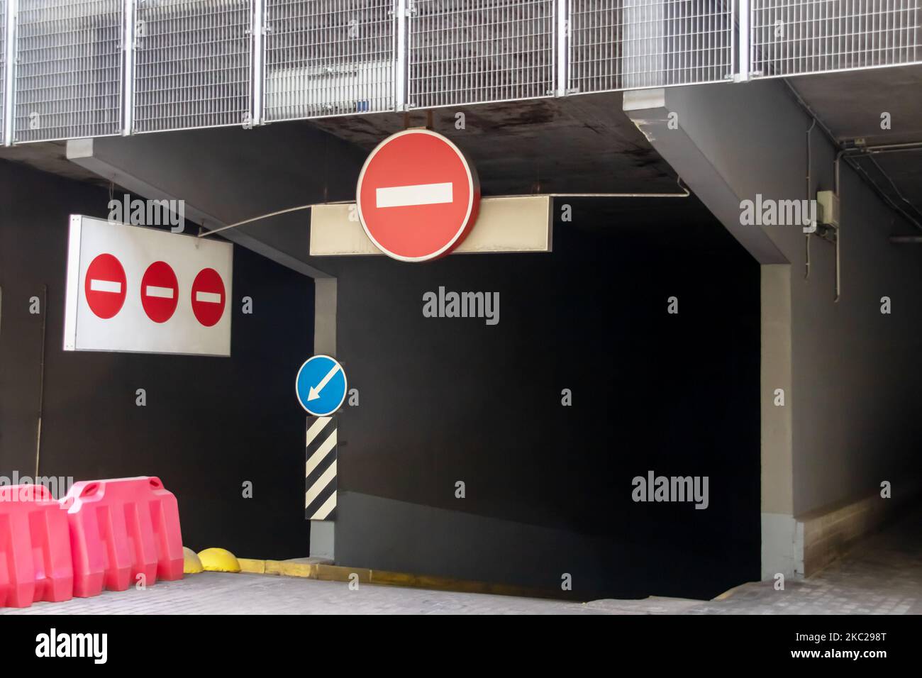 Sign parking lot no entry hi-res stock photography and images - Alamy