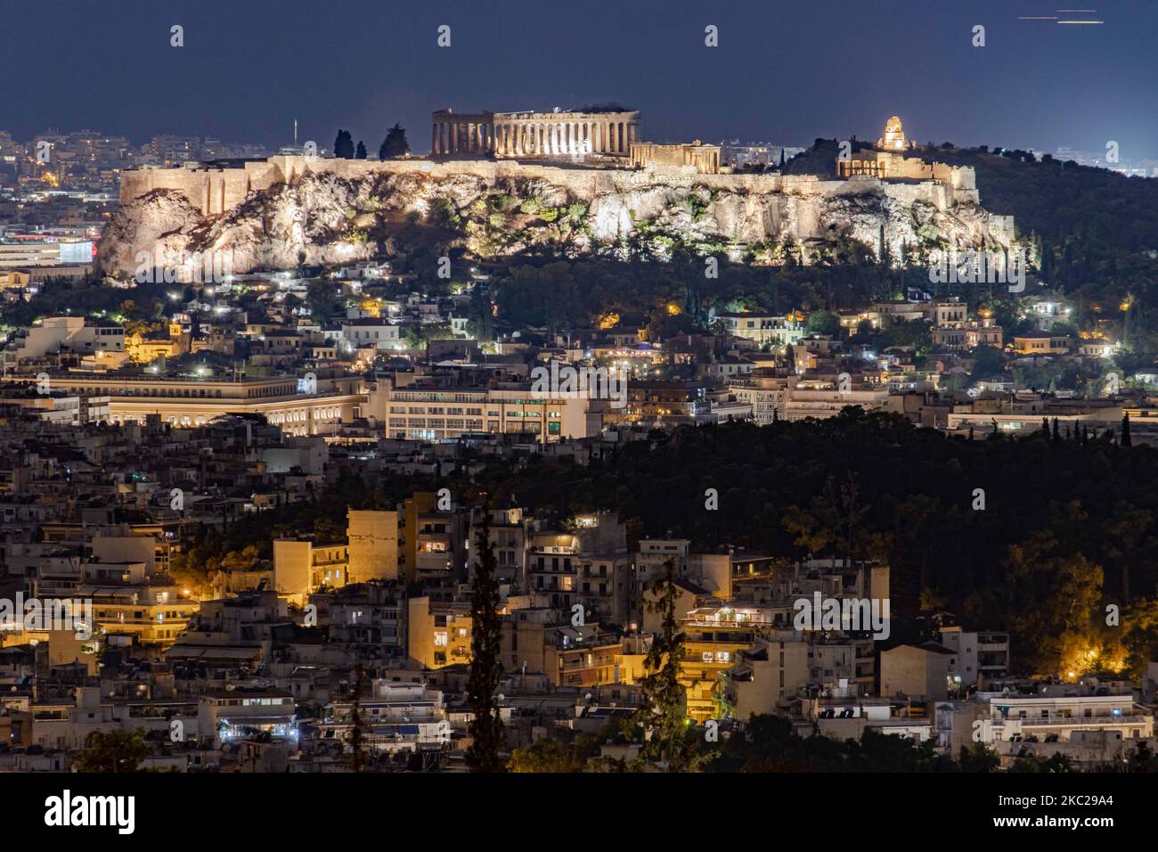 Night view of the Parthenon and Acropolis in the Greek capital Athina ...