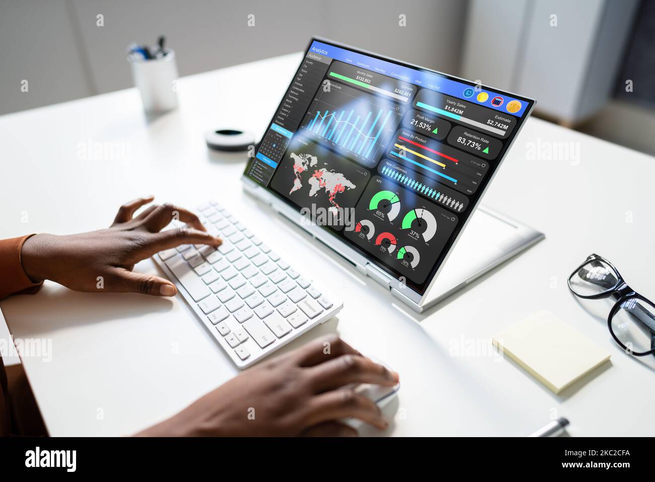 Data Analyst Using Data Analytics KPI Dashboard Stock Photo - Alamy
