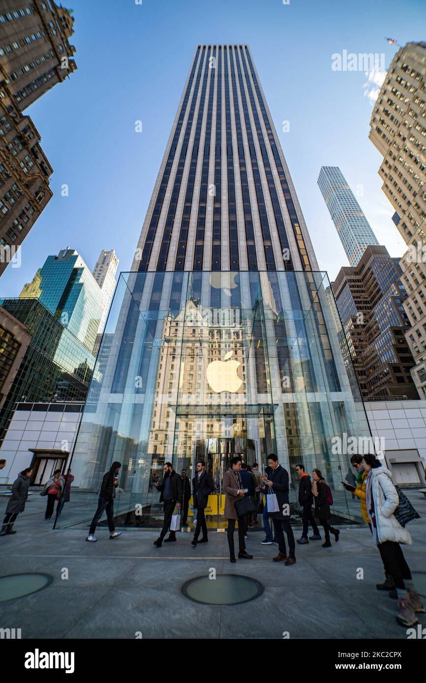 Apple flagship retail store in Fifth in New York City with the Iconic ...
