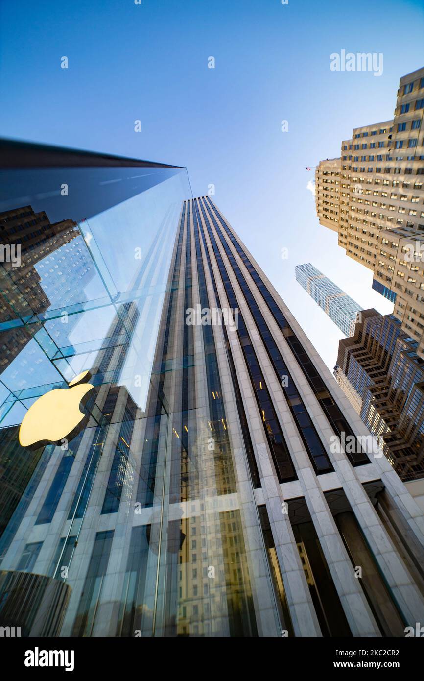 Apple flagship retail store in Fifth in New York City with the Iconic ...