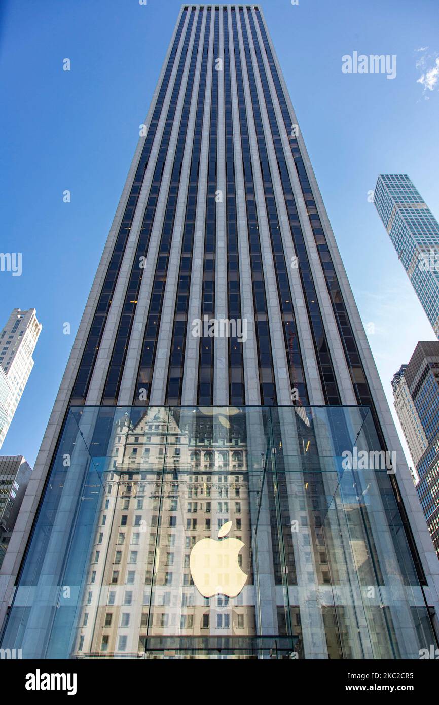 Apple flagship retail store in Fifth in New York City with the Iconic ...
