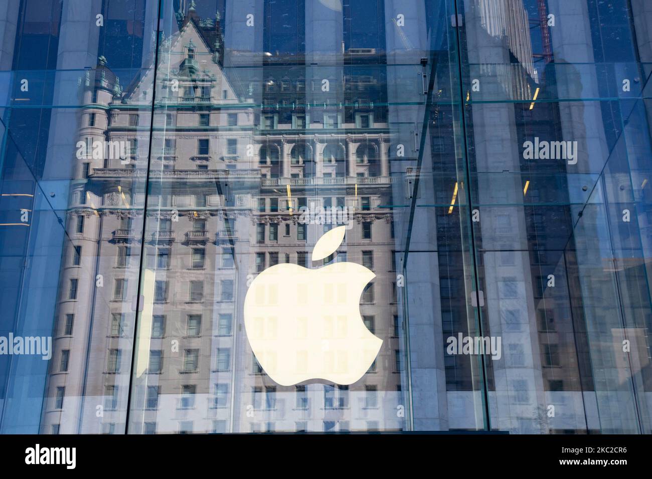 Apple flagship retail store in Fifth in New York City with the Iconic ...