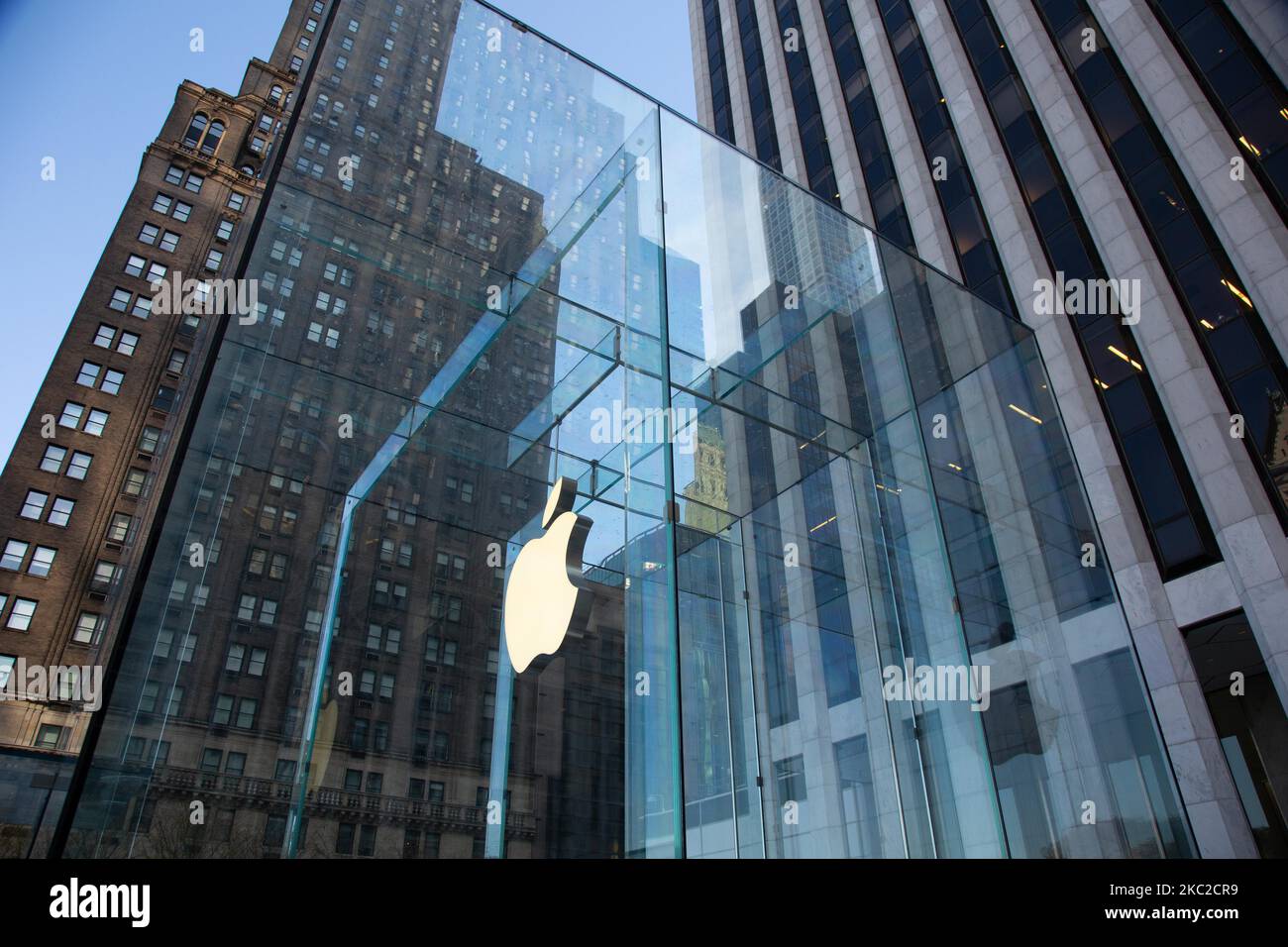 Apple flagship retail store in Fifth in New York City with the Iconic ...