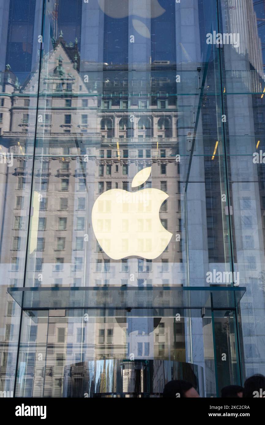 Apple flagship retail store in Fifth in New York City with the Iconic ...