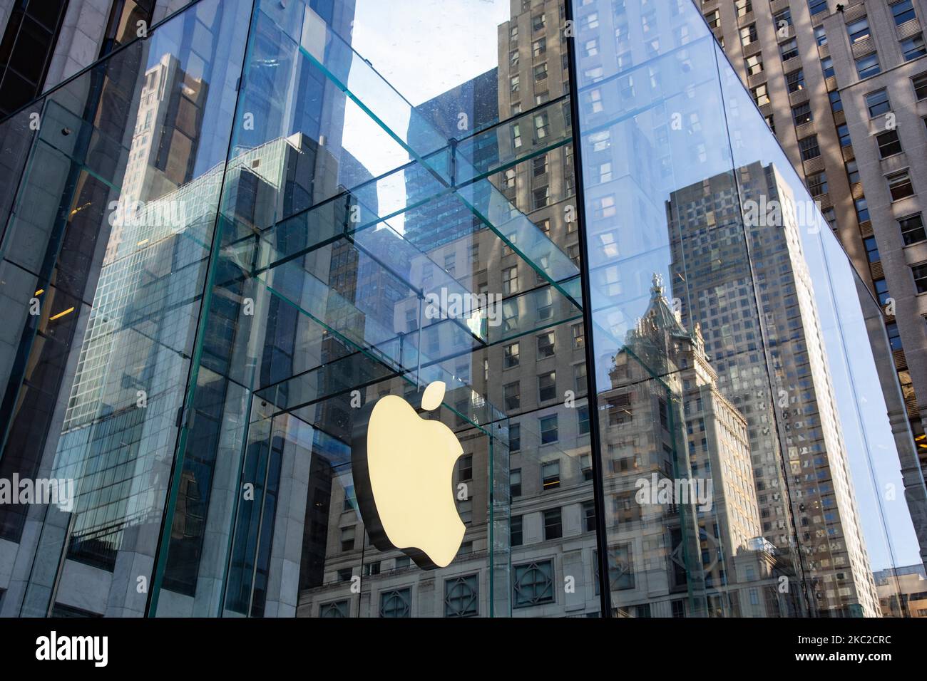 Apple flagship retail store in Fifth in New York City with the Iconic ...
