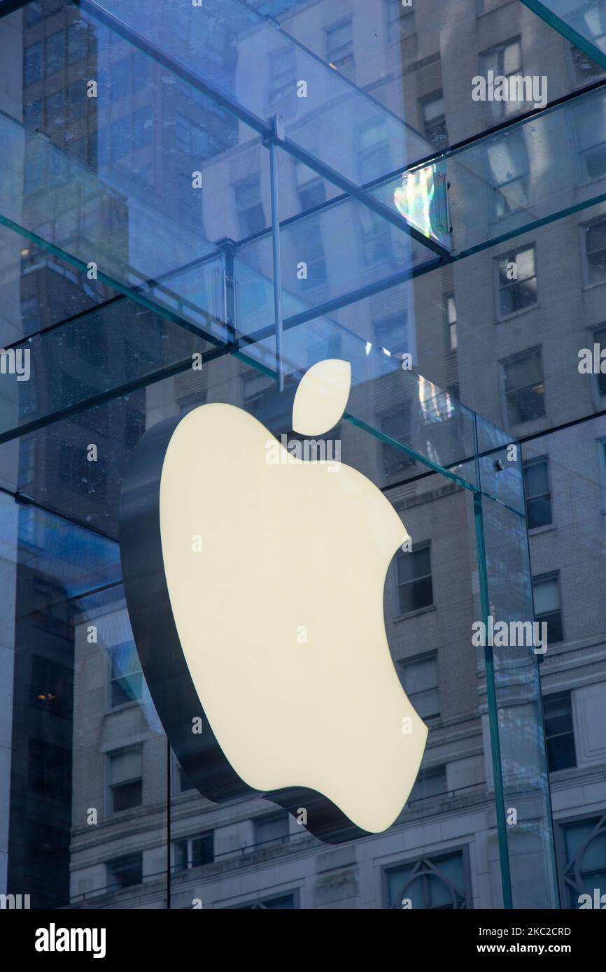 Apple flagship retail store in Fifth in New York City with the Iconic ...