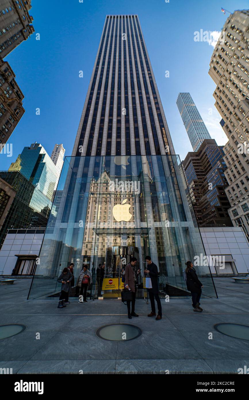 Apple flagship retail store in Fifth in New York City with the Iconic ...