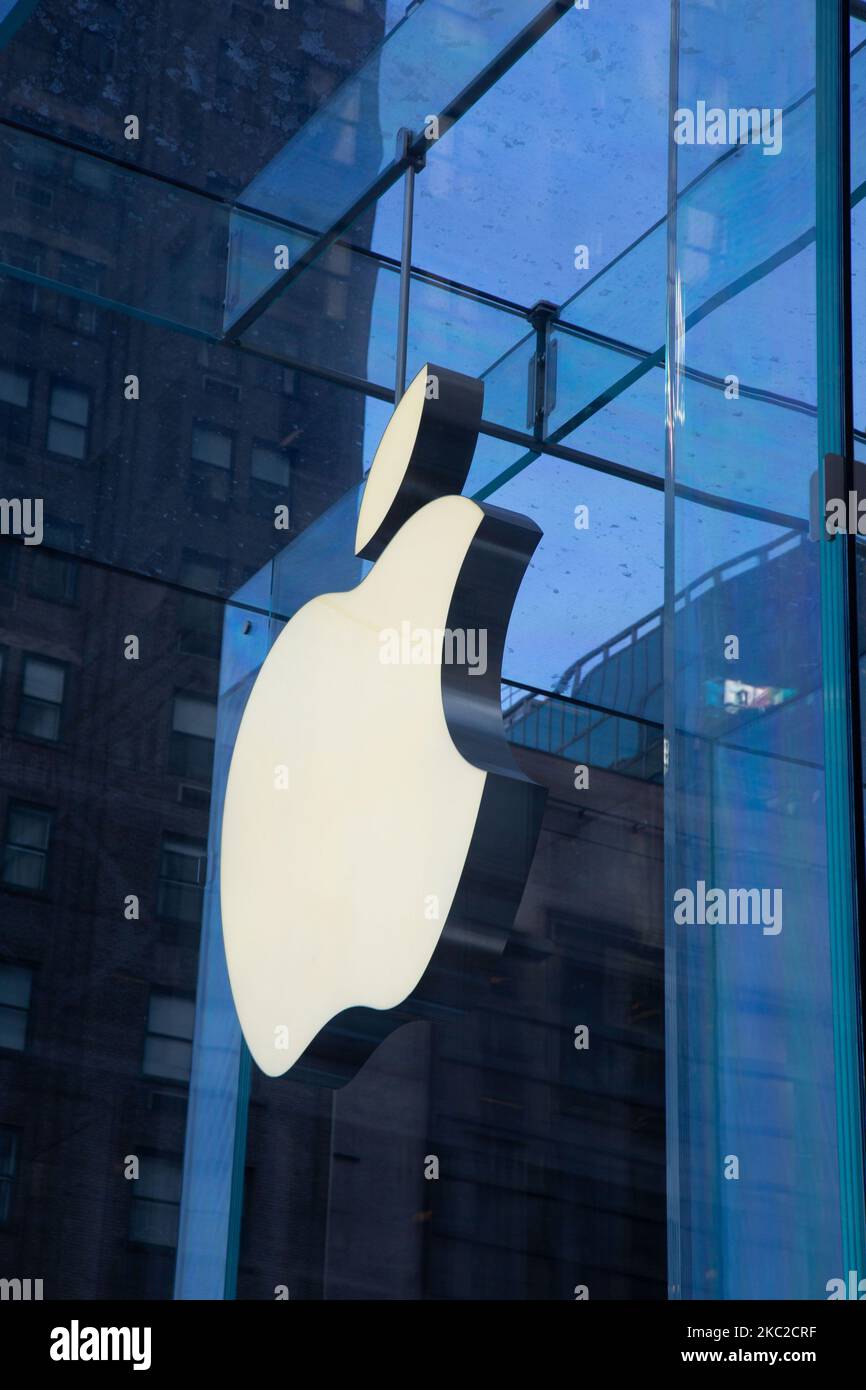 Apple flagship retail store in Fifth in New York City with the Iconic ...