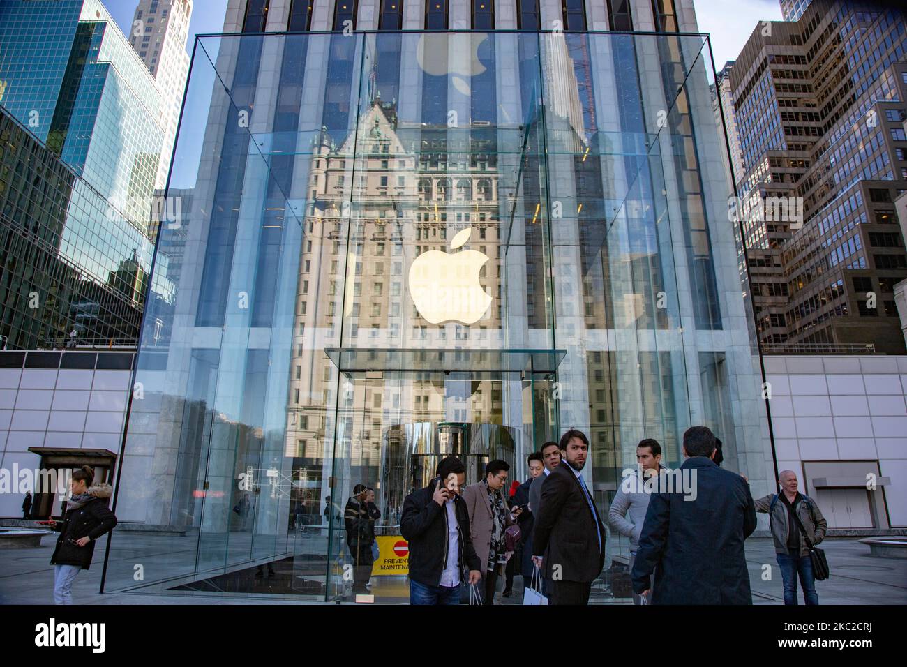 Apple flagship retail store in Fifth in New York City with the Iconic ...