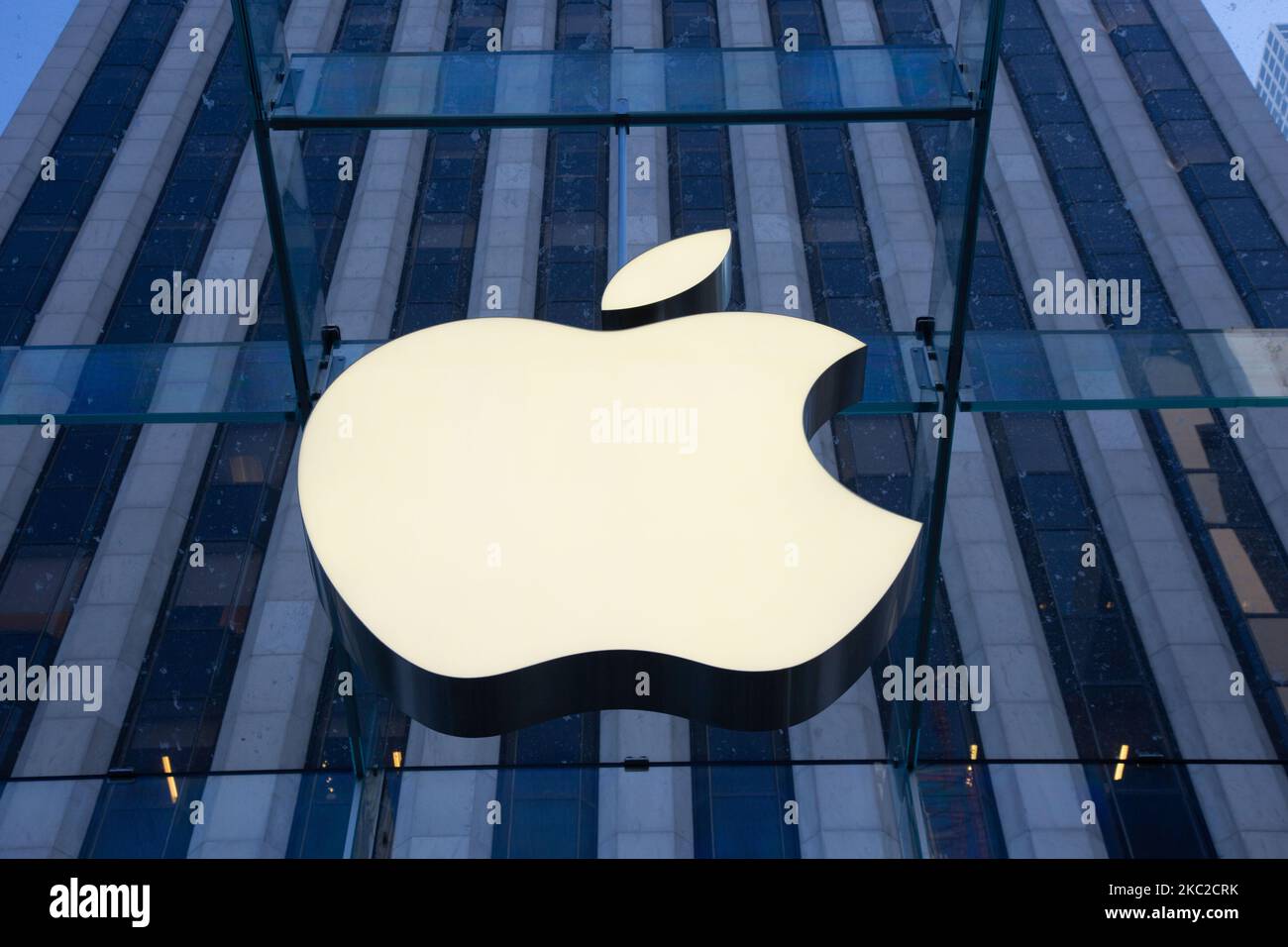 Apple flagship retail store in Fifth in New York City with the Iconic ...