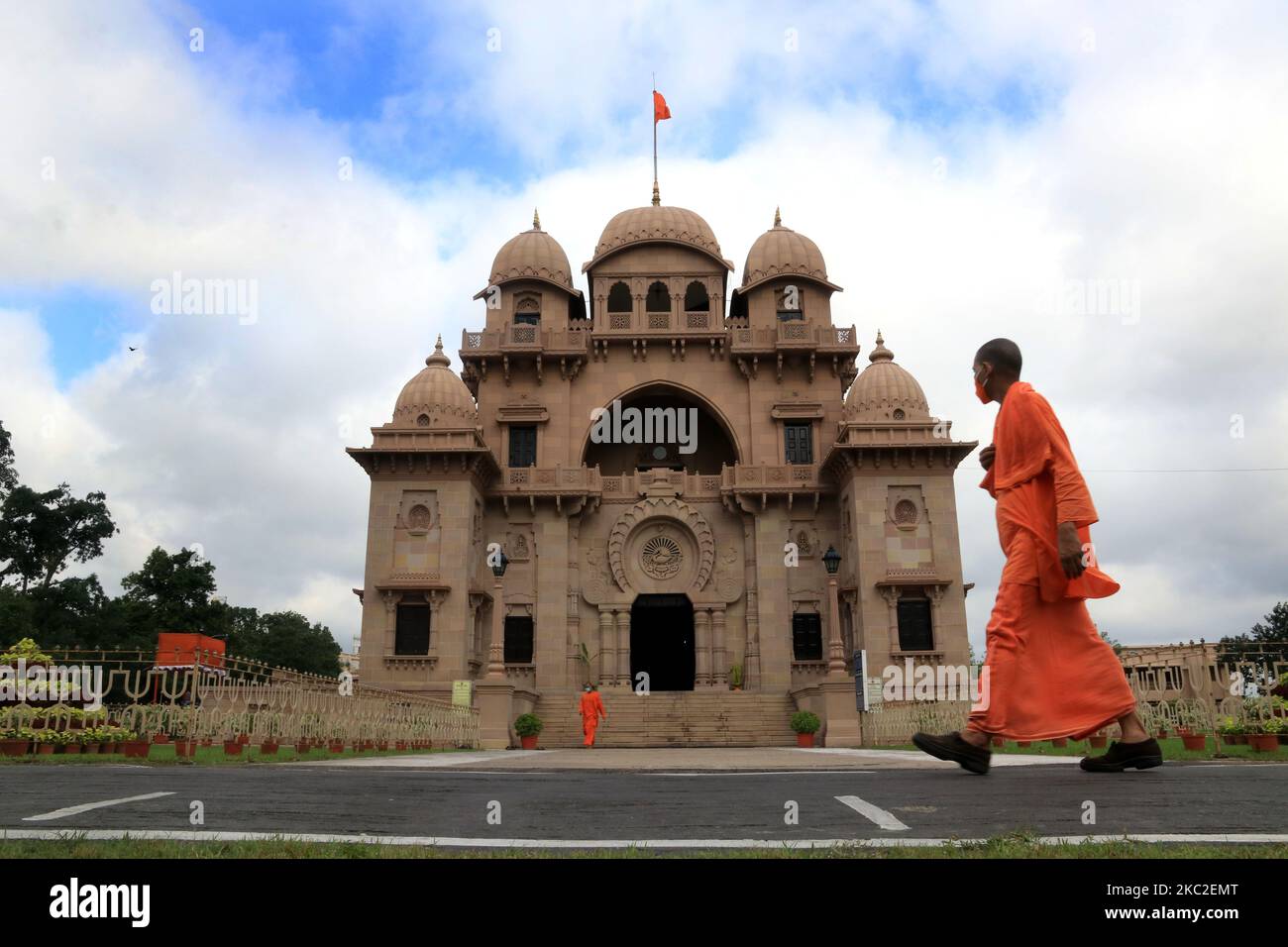 A Monk of Belur Math (Headquarters of Ramakrishna Math) walk cross ...