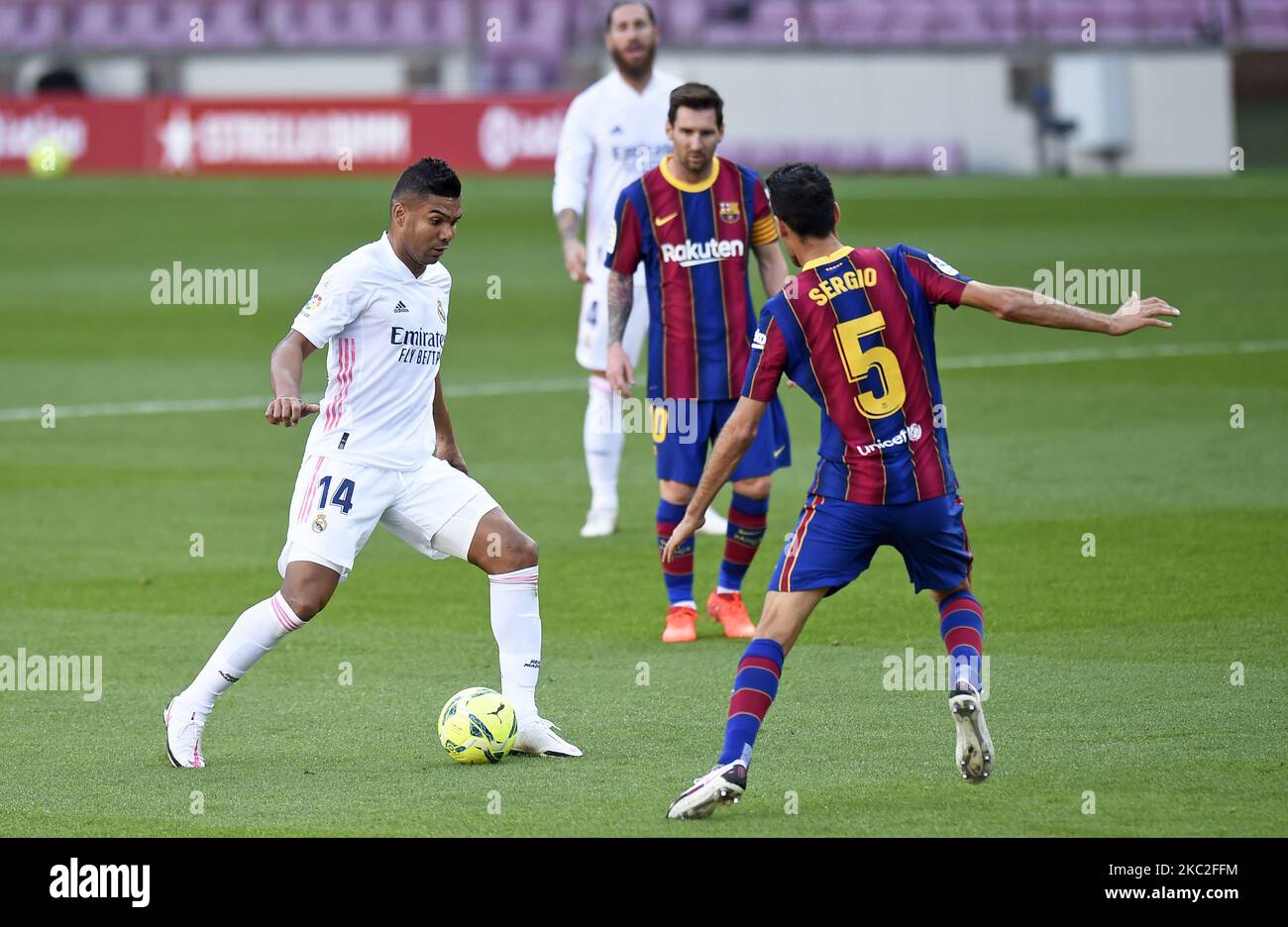 Carlos Casemiro and Sergio Busquets during the match between FC ...