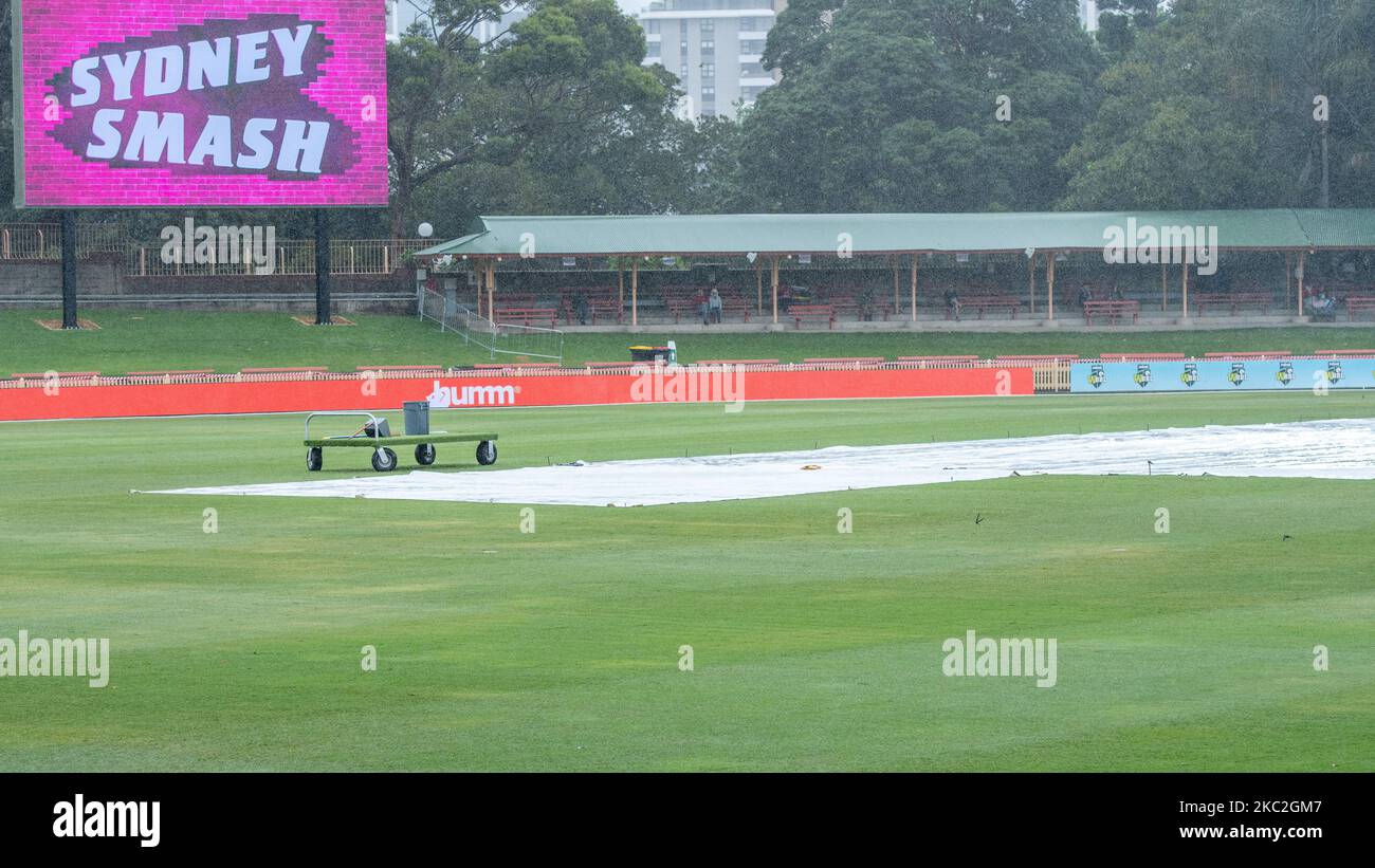 Sport cricket rain cricket pitch covers hi-res stock photography and ...
