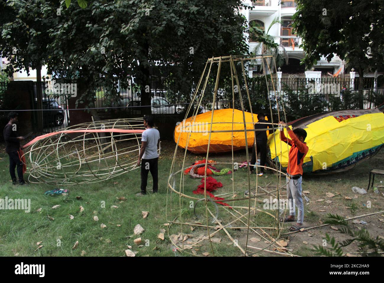 Effigies of hindu mythical character ravan hi-res stock photography and ...