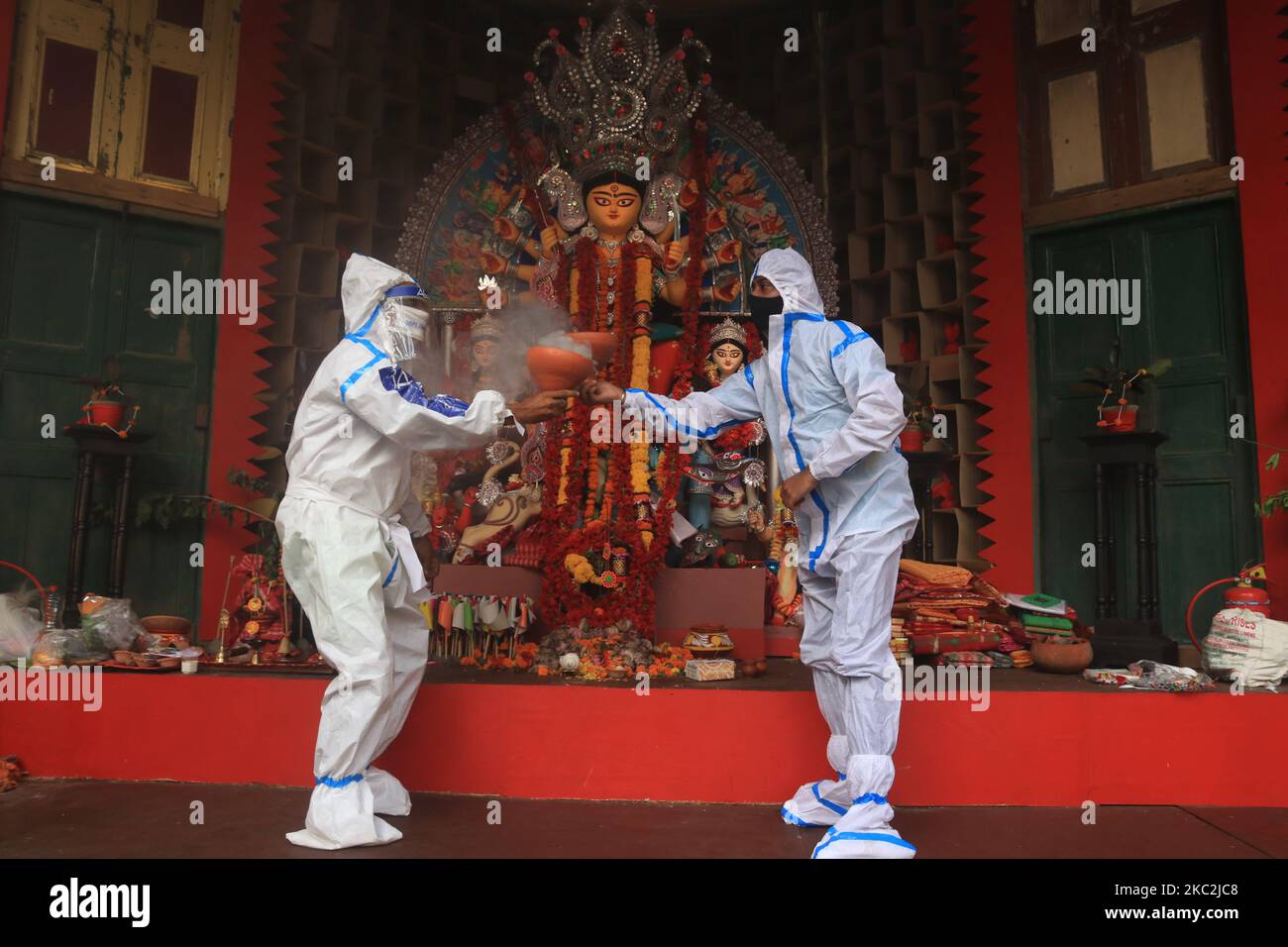 Community puja pandal hi-res stock photography and images - Alamy