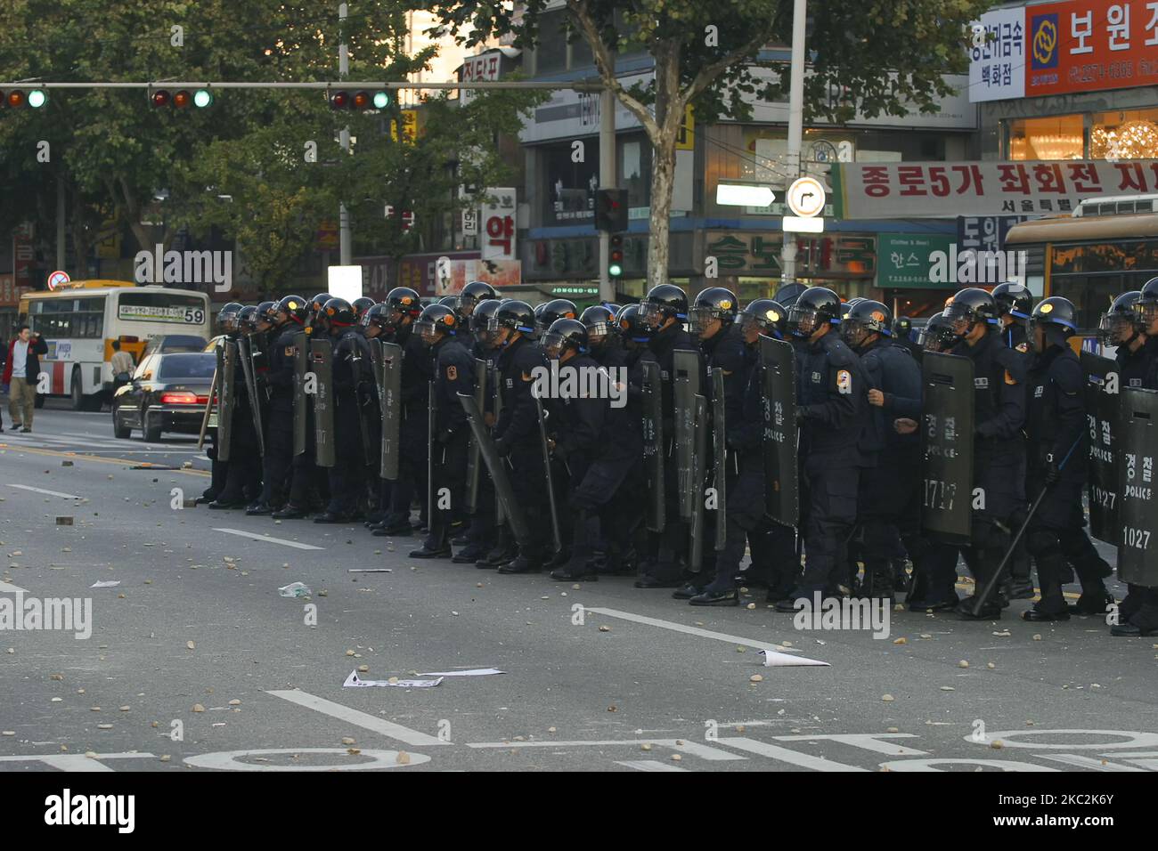 South Korean riot police ready attack to rally attend workers at Jongro ...