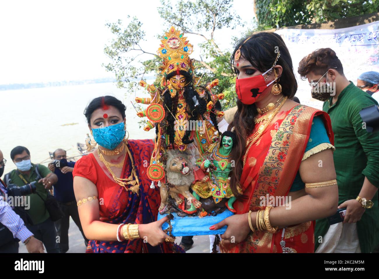 Indian hindu Devotees traditional dress participate in the hindu ...