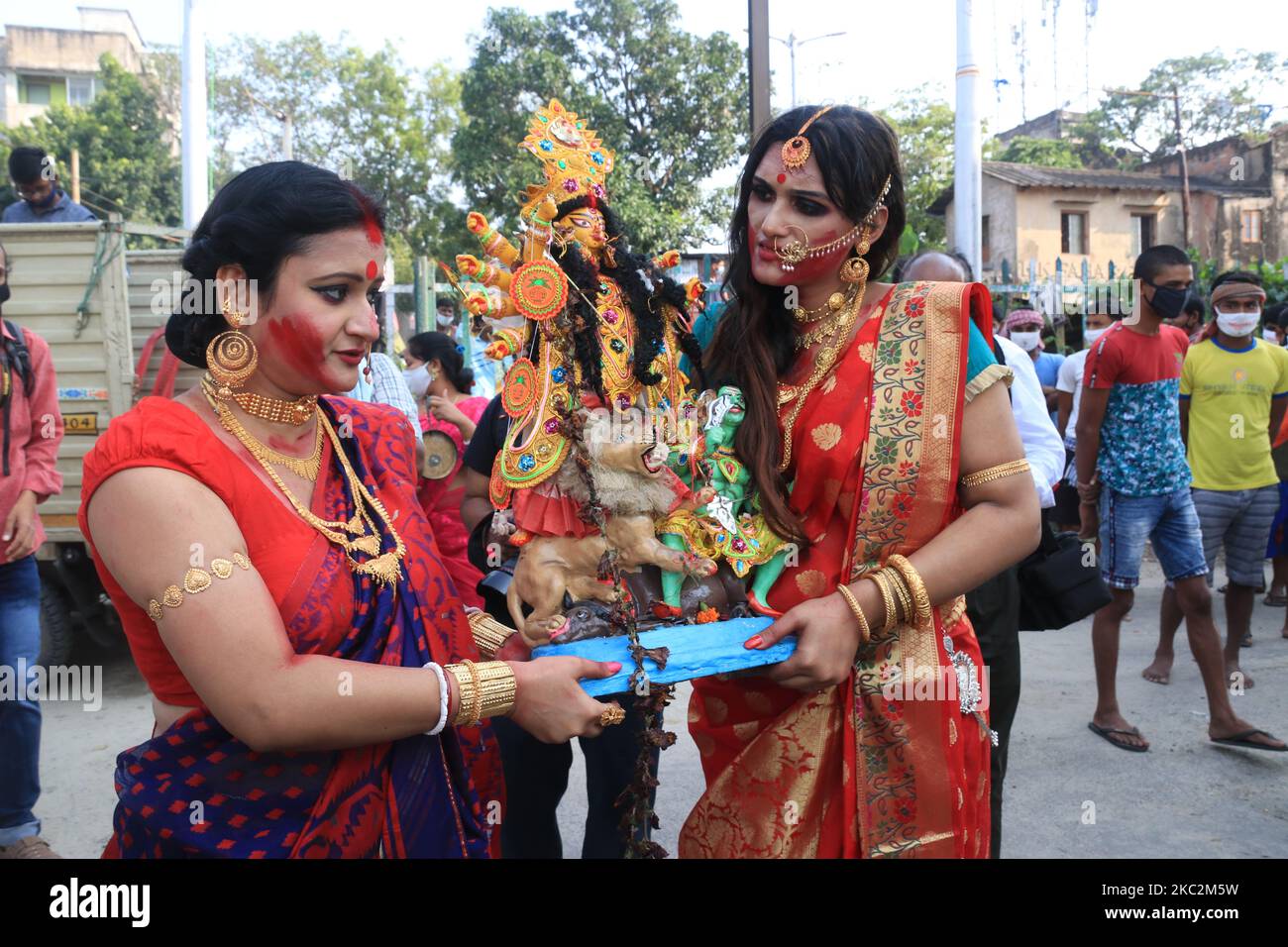 Indian hindu devotees traditional dress hi-res stock photography and ...