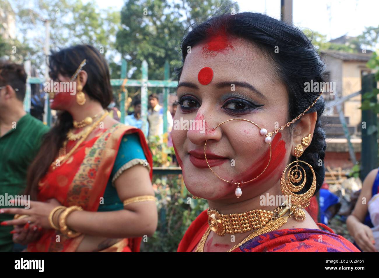 Indian hindu Devotees traditional dress participate in the hindu ...
