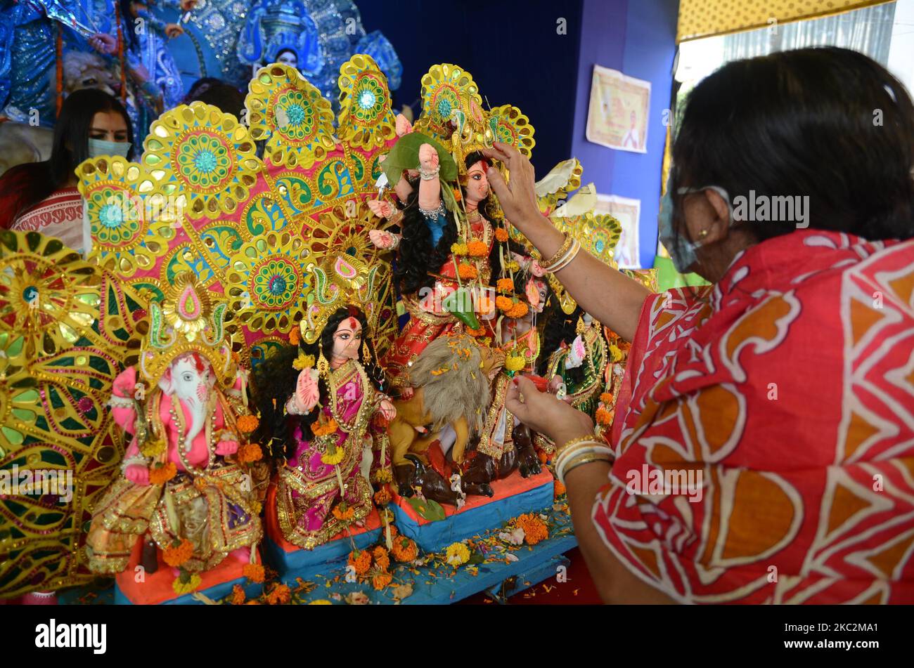 Married Hindu woman wearing face mask performing the last ritual 'Baran ...