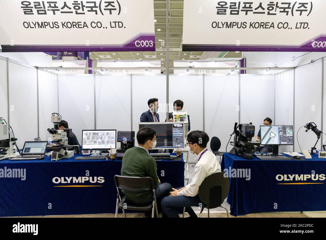 Audiences visit Olympus Korea booth during SEDEX(Semiconductor ...