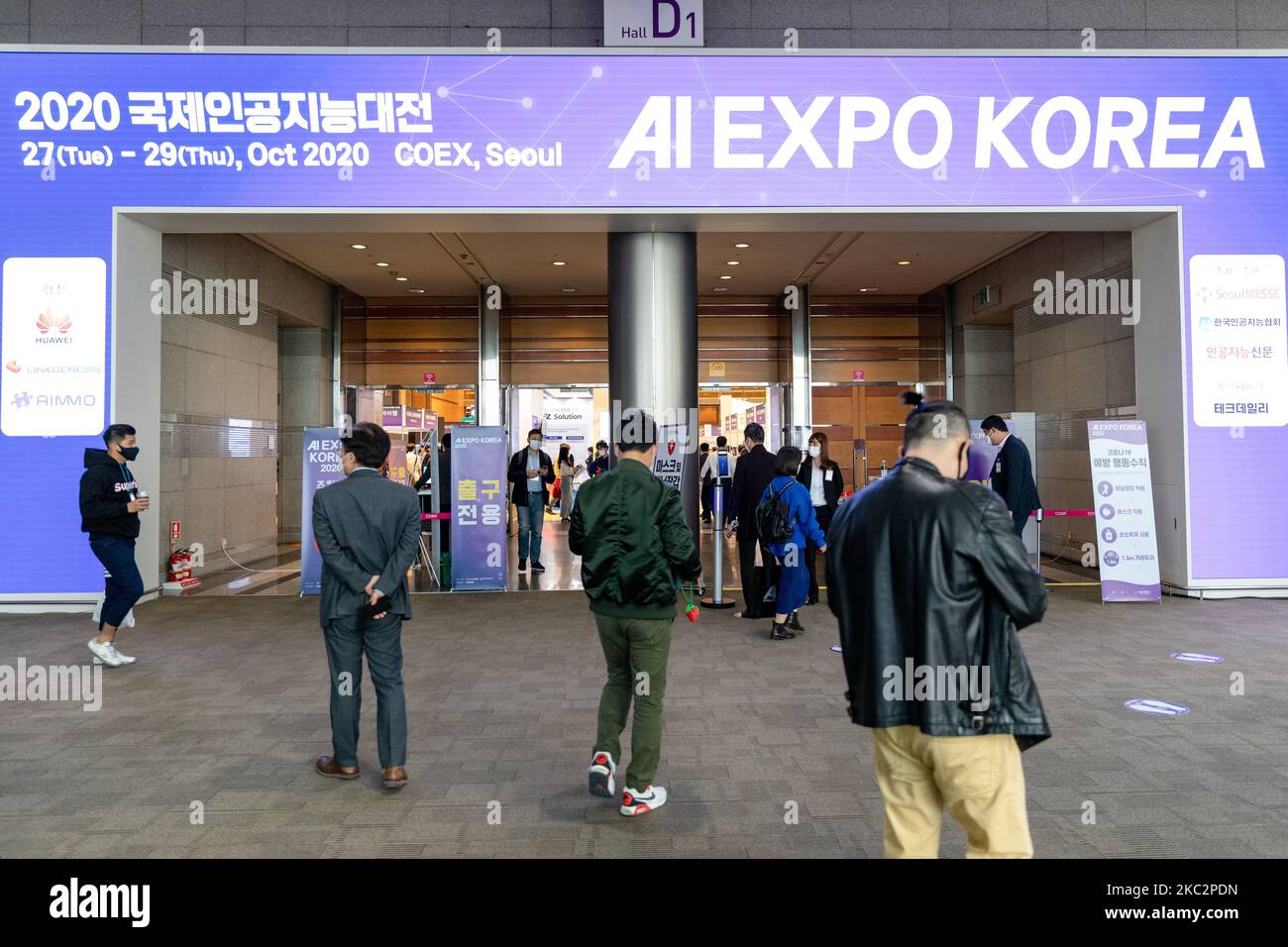 Audiences enter the AI Expo Korea exhibition hall in COEX on October 27 ...
