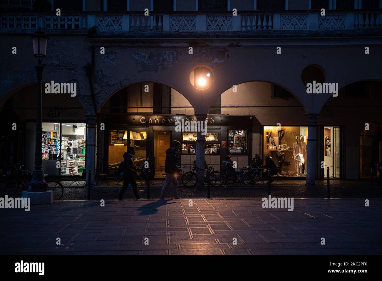 In the picture Paduan citizens drink their last spritz at the bar ...