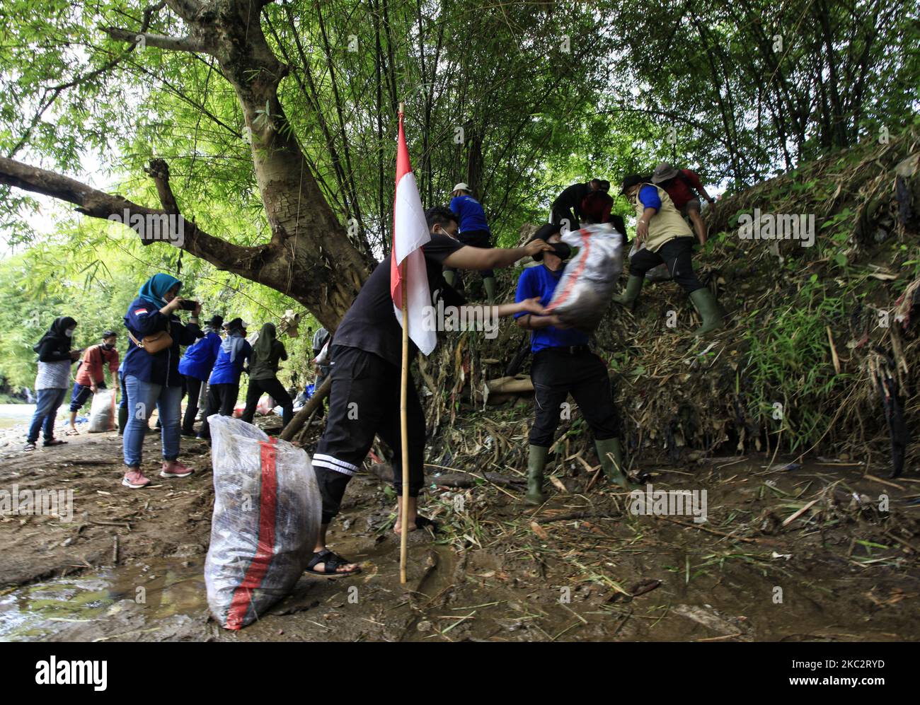 Indonesian environmental volunteers hi-res stock photography and images ...