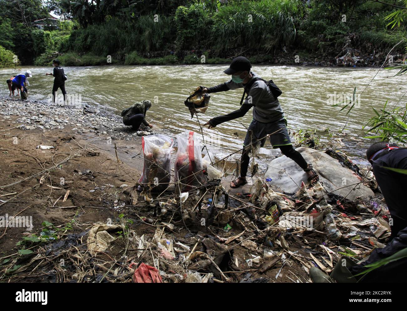Indonesian environmental volunteers hi-res stock photography and images ...