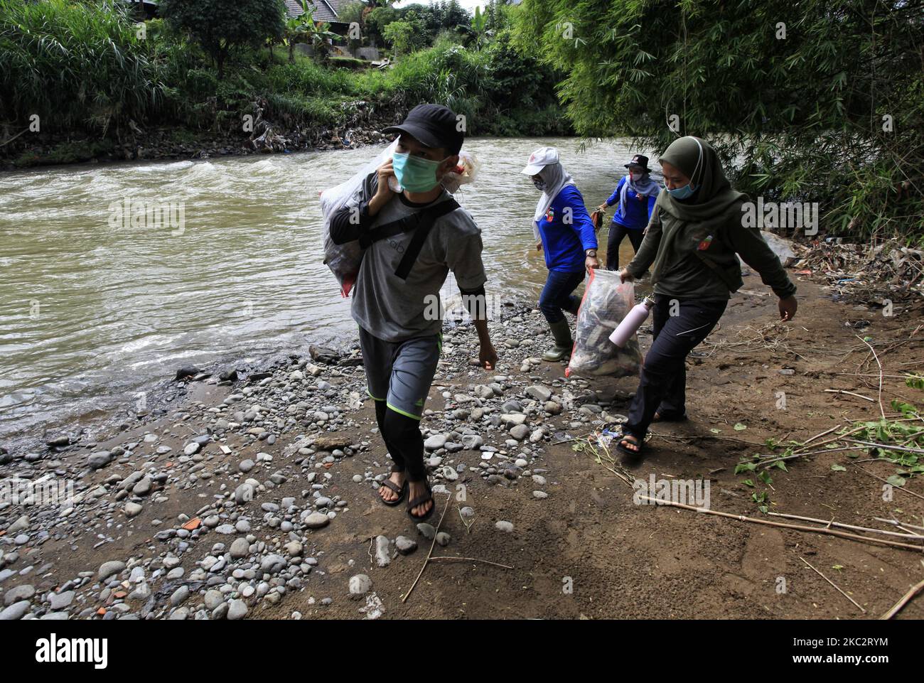 Indonesian Environmental volunteers collects garbage during commemorate ...