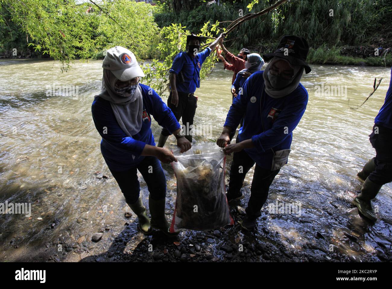 Indonesian Environmental volunteers collects garbage during commemorate ...