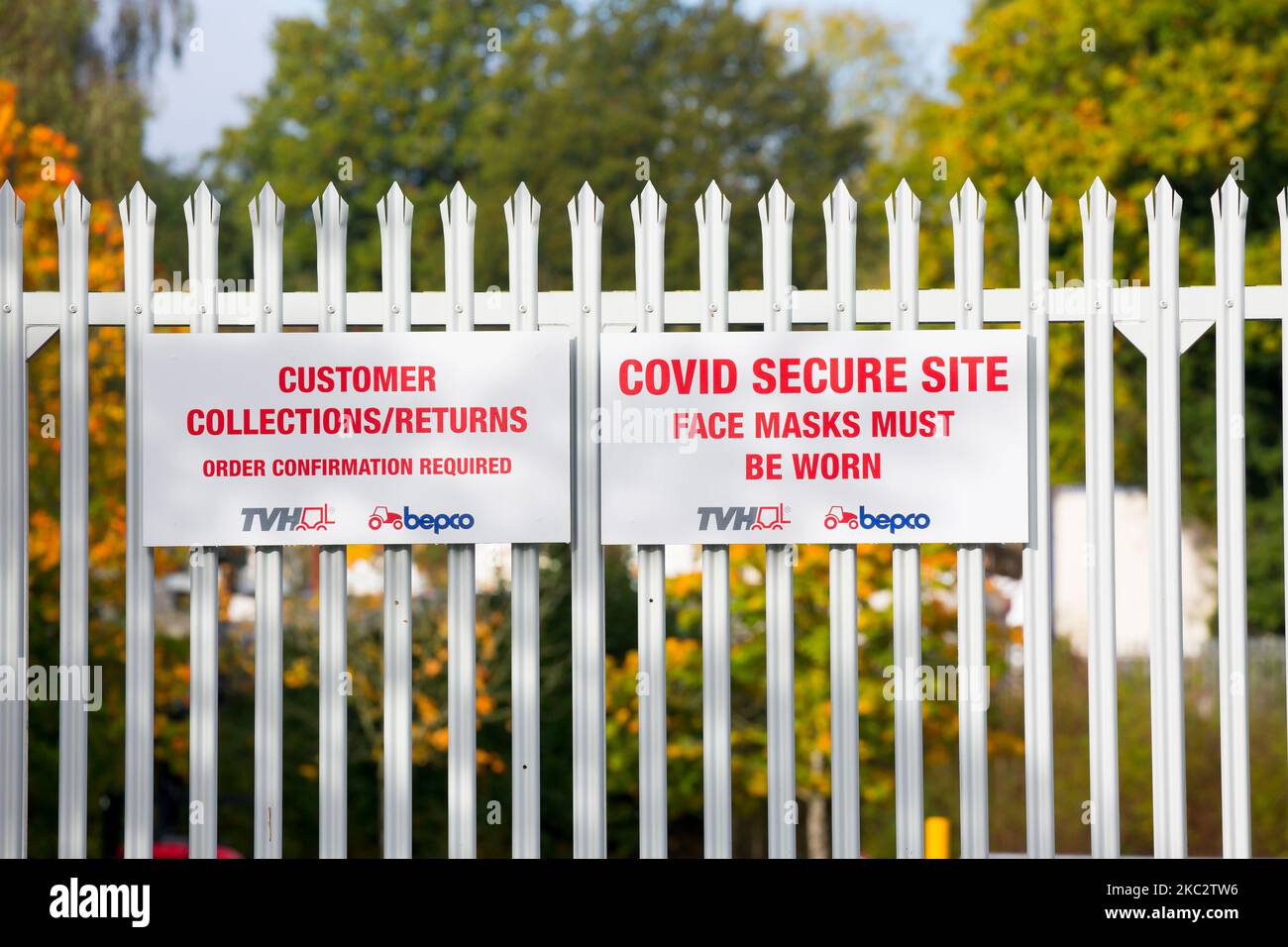 Face masks should be worn hi-res stock photography and images - Alamy