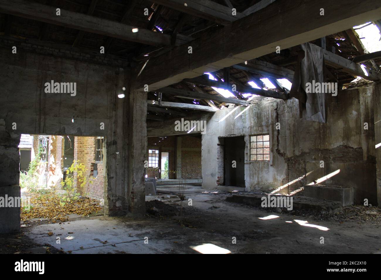 An old abandoned building with broken walls Stock Photo - Alamy