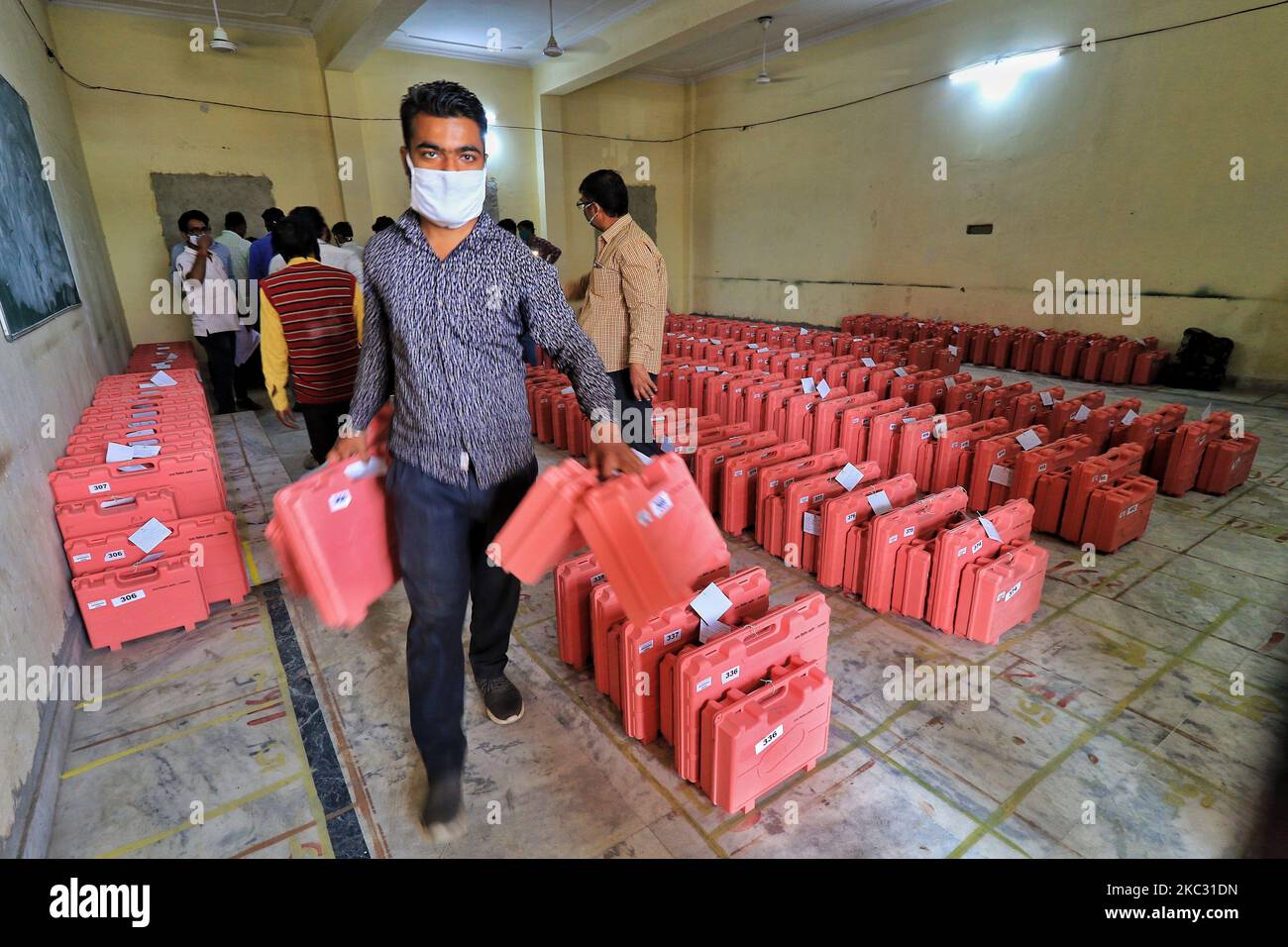 Electronic voting machines india hi-res stock photography and images ...