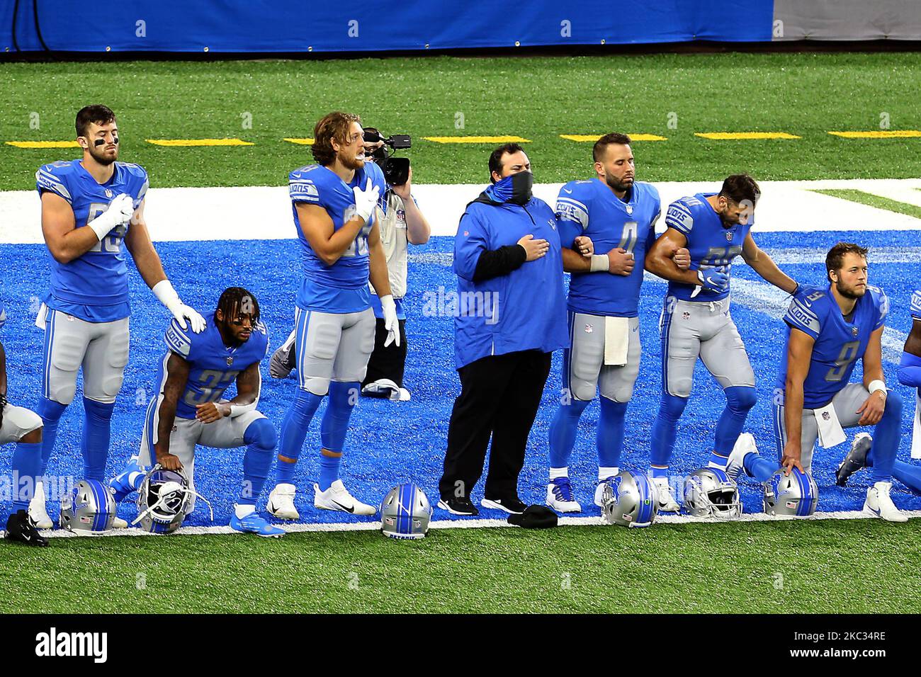 Nfl players national anthem hi-res stock photography and images - Alamy