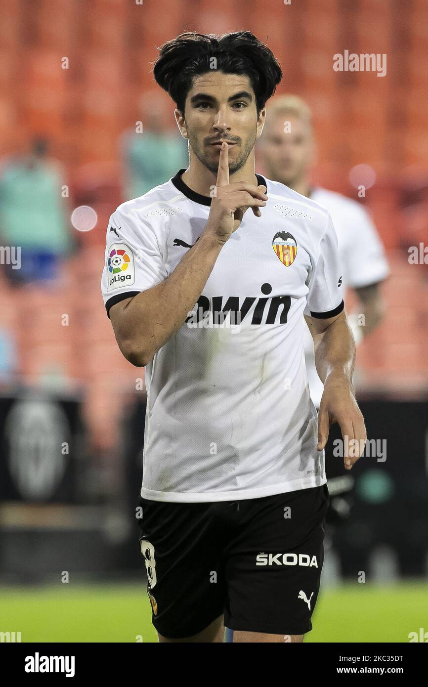 Carlos Soler of Valencia CF celebrate after scoring the 2-2 goal during ...