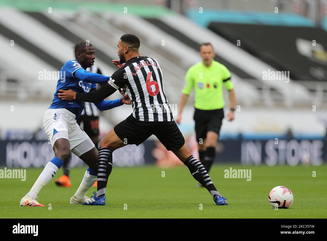 Abdoulaye doucoure of everton battles hi-res stock photography and ...